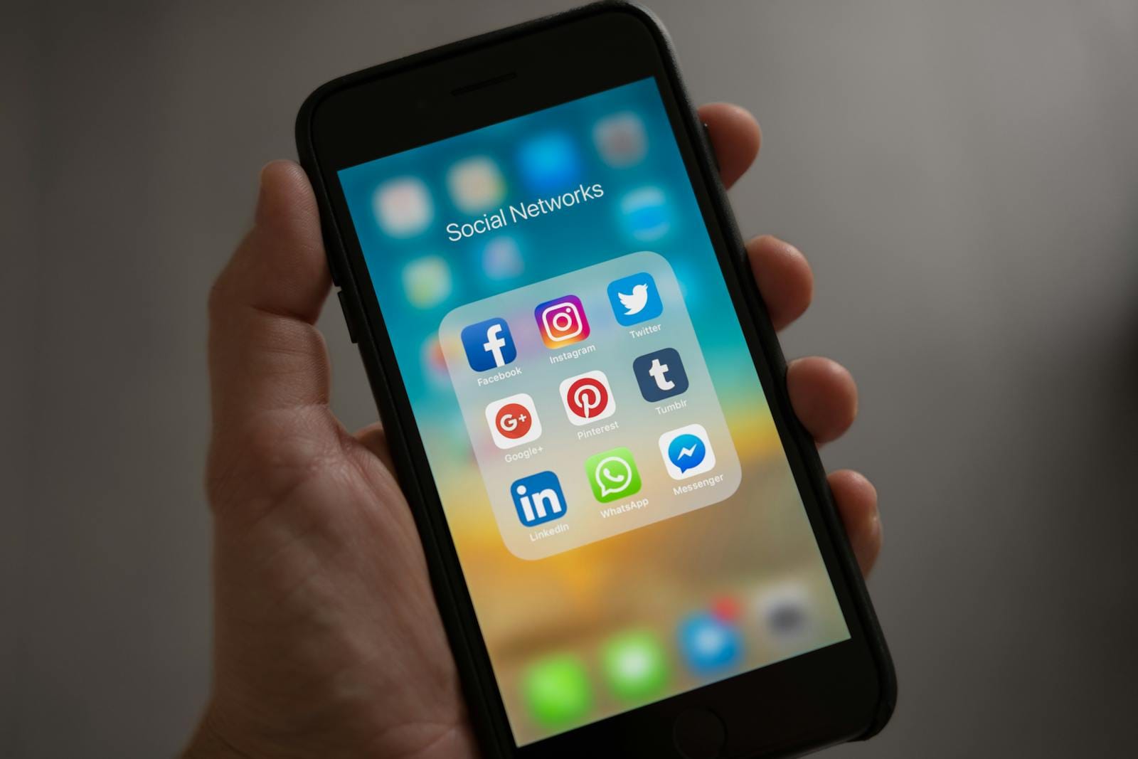 Social-Media-Sucht: Wenn endloses Scrollen Ihr Leben kontrolliert